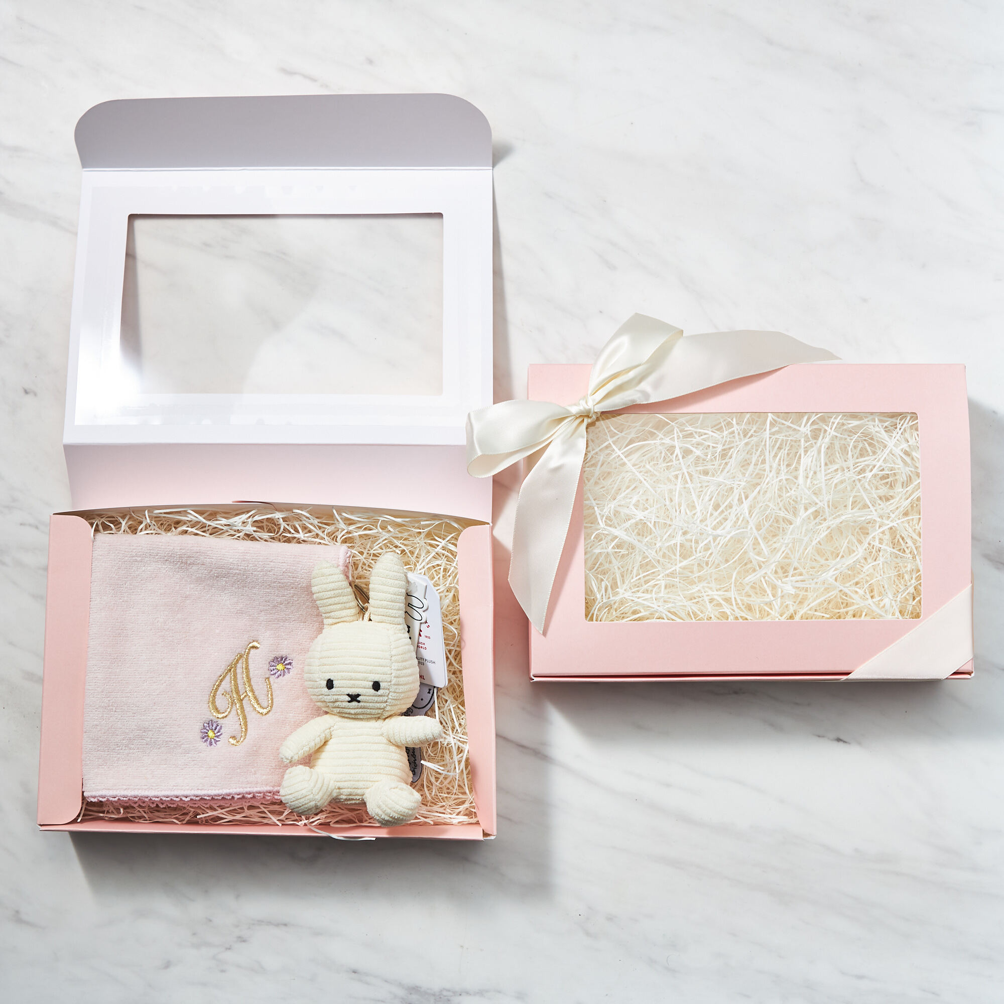 【カラバリ商品】ミッフィーキーチェーンとイニシャルハンカチ | karendo（カレンド） BON TON TOYS（ボントントイズ） TANP（タンプ）ピンクリボンボックスのプレゼント ...