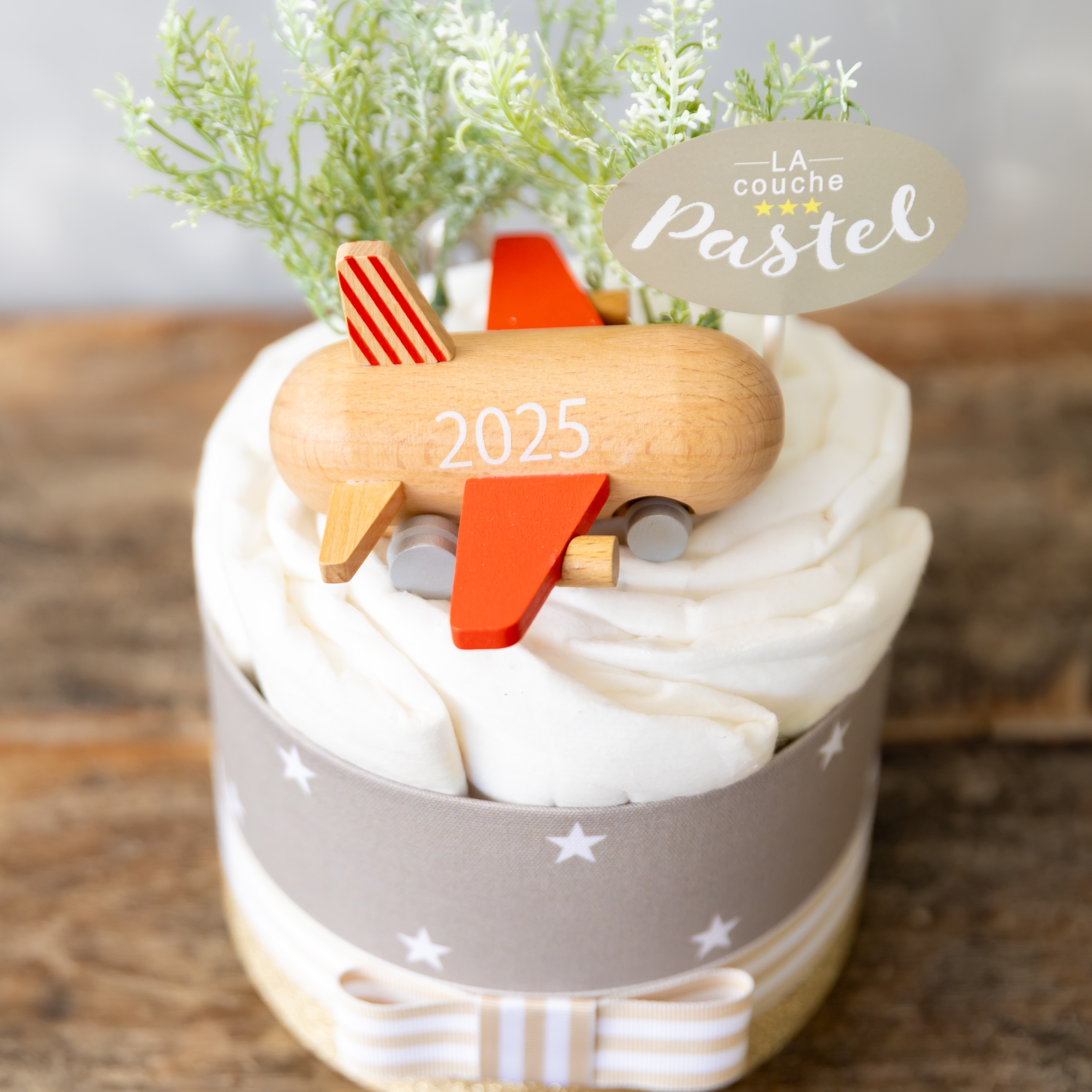 2025年限定年号ロゴ入り「kiko+」のmini jet付オーガニックおむつケーキ1段／全2色 | LA couche Pastel（ラクーシュパステル）のプレゼント・ギフト通販 ...