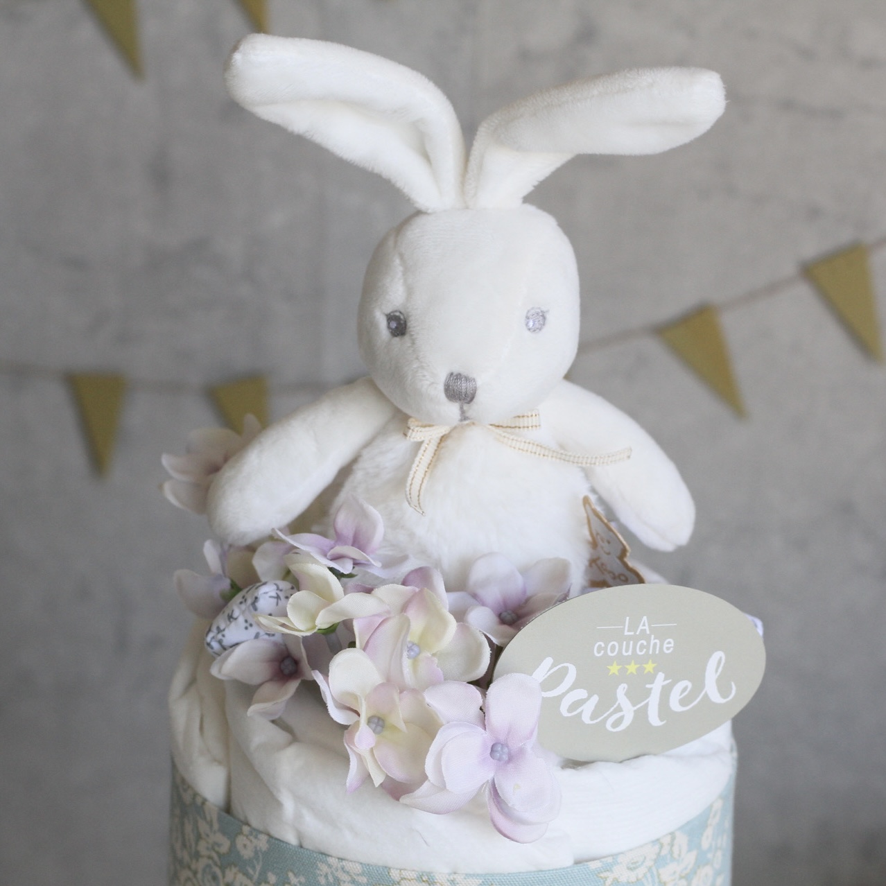 フランス発ブランド「Kaloo」うさぎラトル付きオーガニックおむつケーキ | LA couche Pastel（ラクーシュパステル）のプレゼント・ギフト通販 | TANP（タンプ）