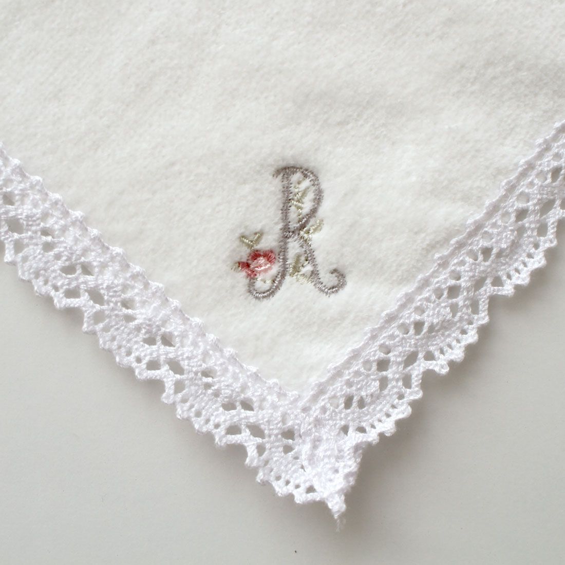 イニシャルタオルハンカチ | sophisty（ソフィスティー）のプレゼント・ギフト通販 | TANP（タンプ）