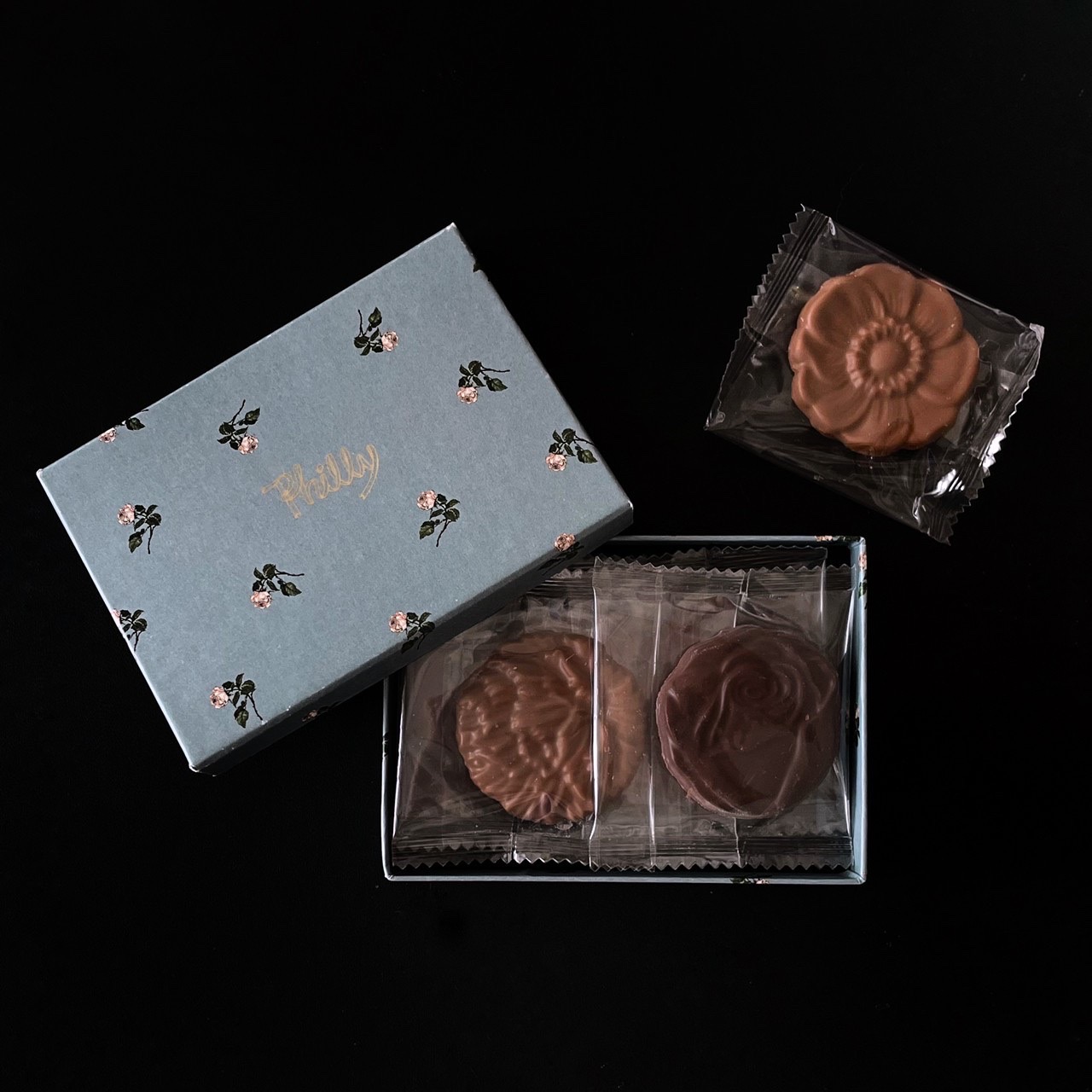 mini rose mini box（blue）お花のかたちのチョコレート | Philly chocolate（フィリーチョコレート）の ...