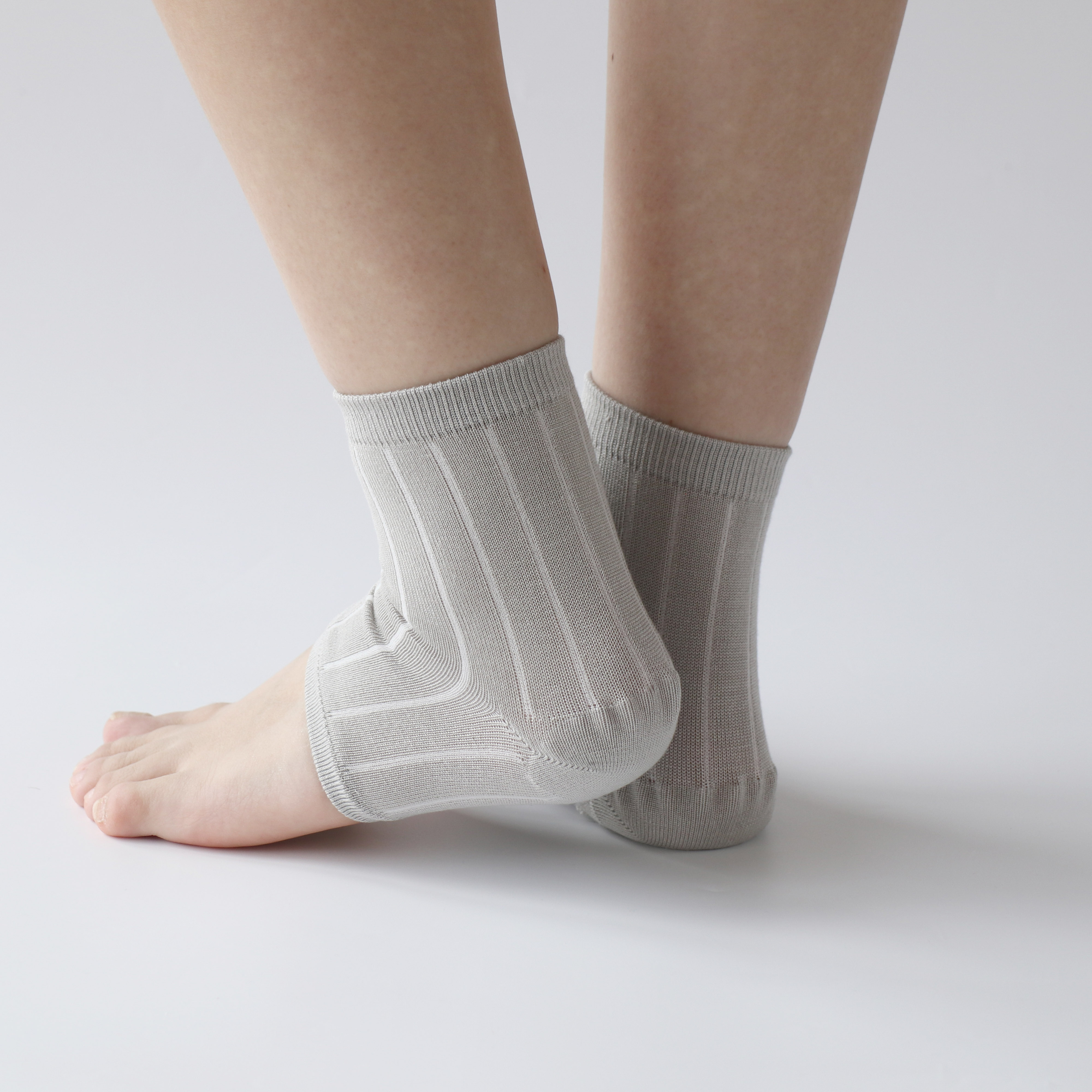 【履くだけで簡単足うら美人】かかとつるつるシルクサポーター | 絹屋（きぬや）のプレゼント・ギフト通販 | TANP（タンプ）
