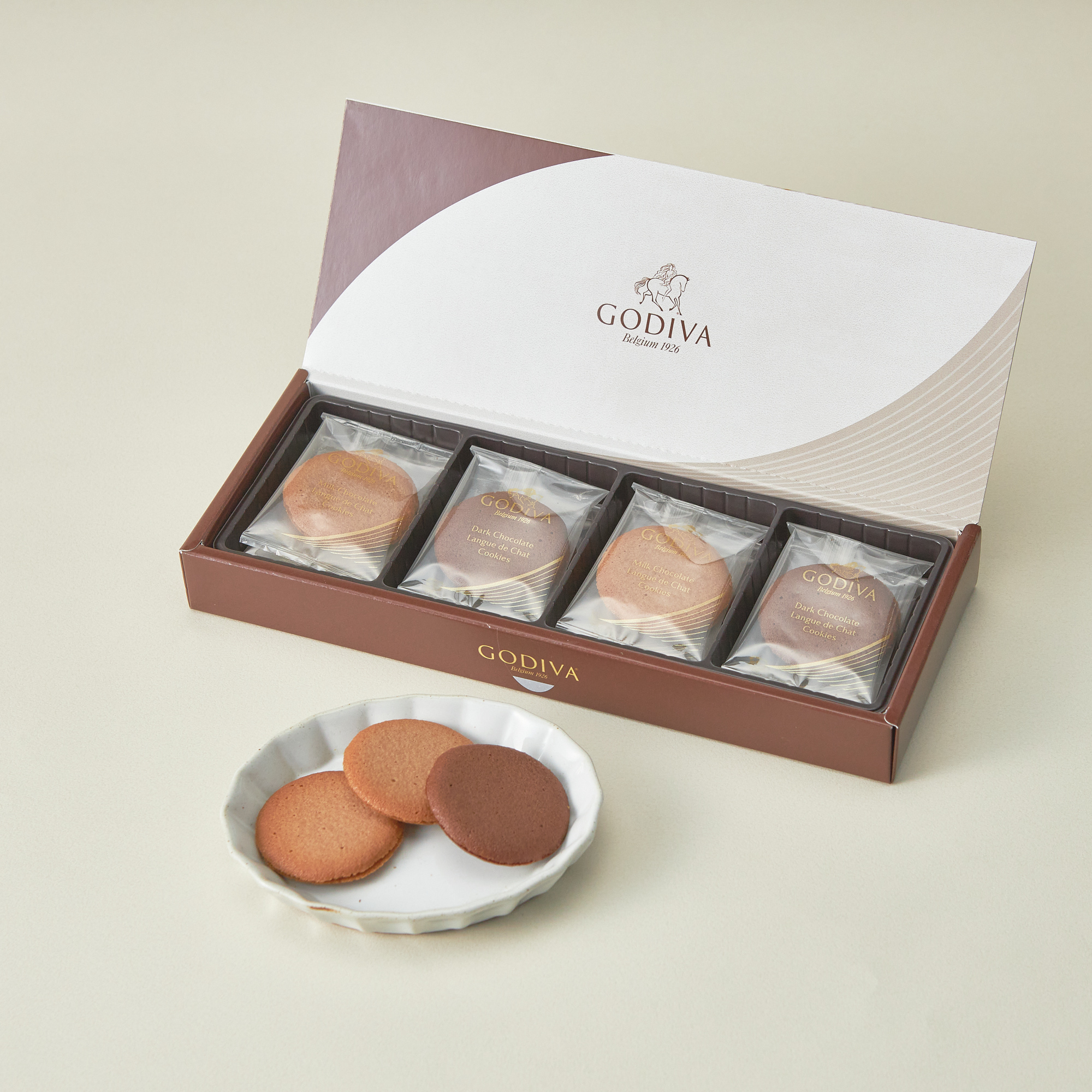 【5/13以降お届け:日比谷花壇×ゴディバ】華やかなアレンジメントとGODIVA苺クッキーセット | 日比谷花壇 GODIVA（ゴディバ） TANP（タンプ）のプレゼント・ギフト通販 ...