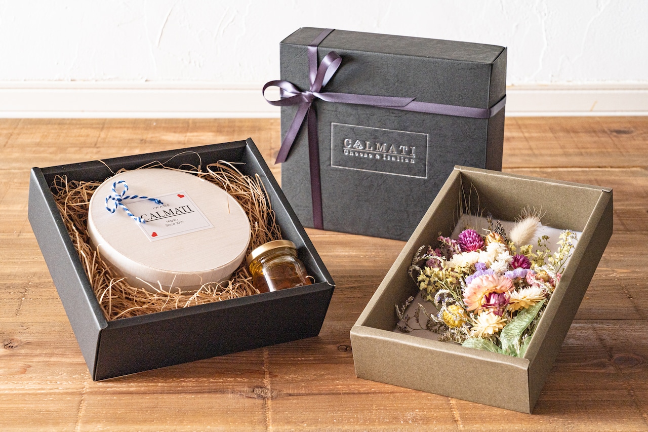 【名入れ】BOX入りドライフラワーブーケと濃蜜チーズケーキのセット | CALMATI（カルマーティ）のプレゼント・ギフト通販 | TANP（タンプ）