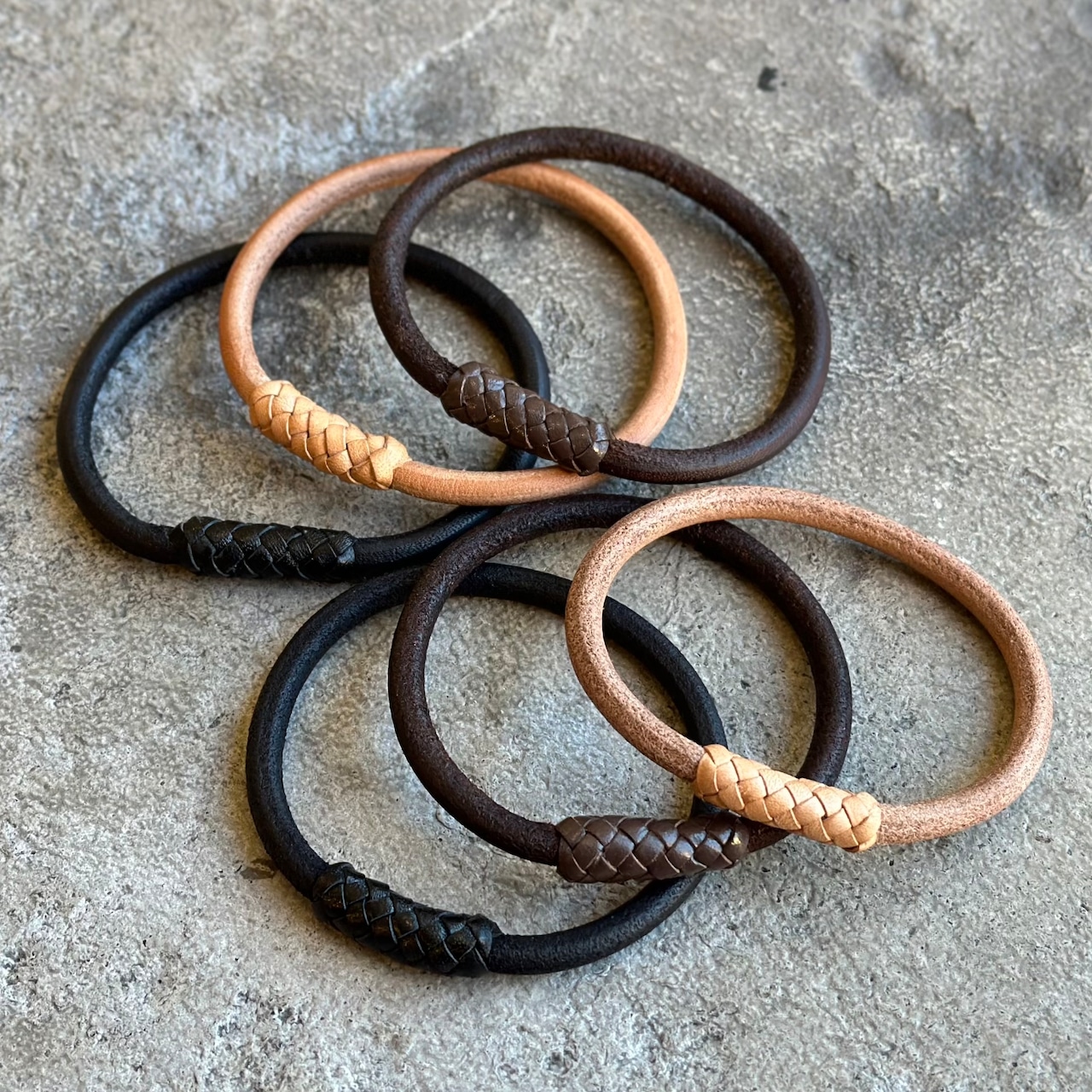 ＜ペアにもおすすめ＞ループブレスレット 4本編みレザービーズ カウハイド | KC,s（ケイシイズ）のプレゼント・ギフト通販 | TANP（タンプ）