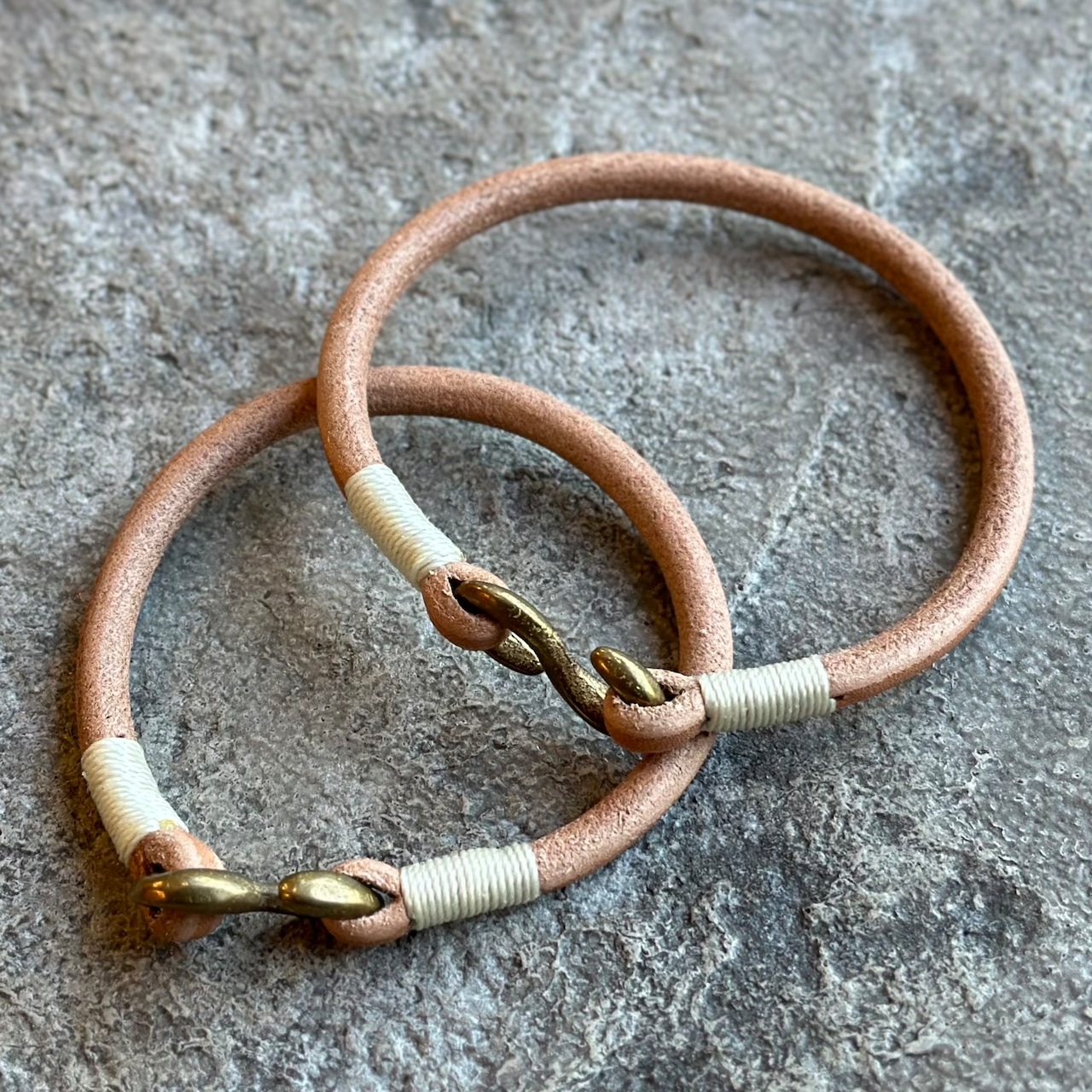 レザーコードブレスレット Sフック カウハイド NEO | KC,s（ケイシイズ）のプレゼント・ギフト通販 | TANP（タンプ）