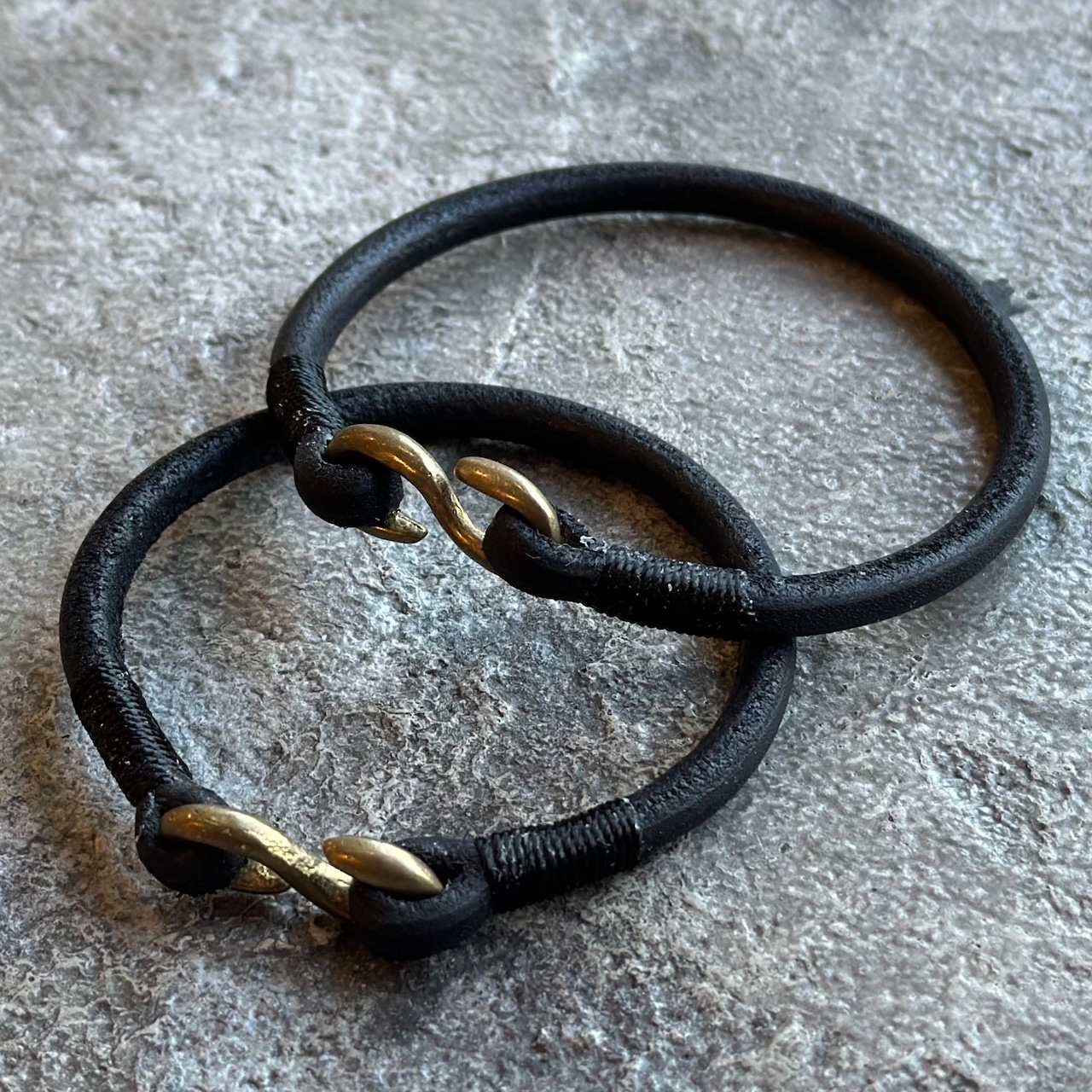 レザーコードブレスレット Sフック カウハイド NEO | KC,s（ケイシイズ）のプレゼント・ギフト通販 | TANP（タンプ）