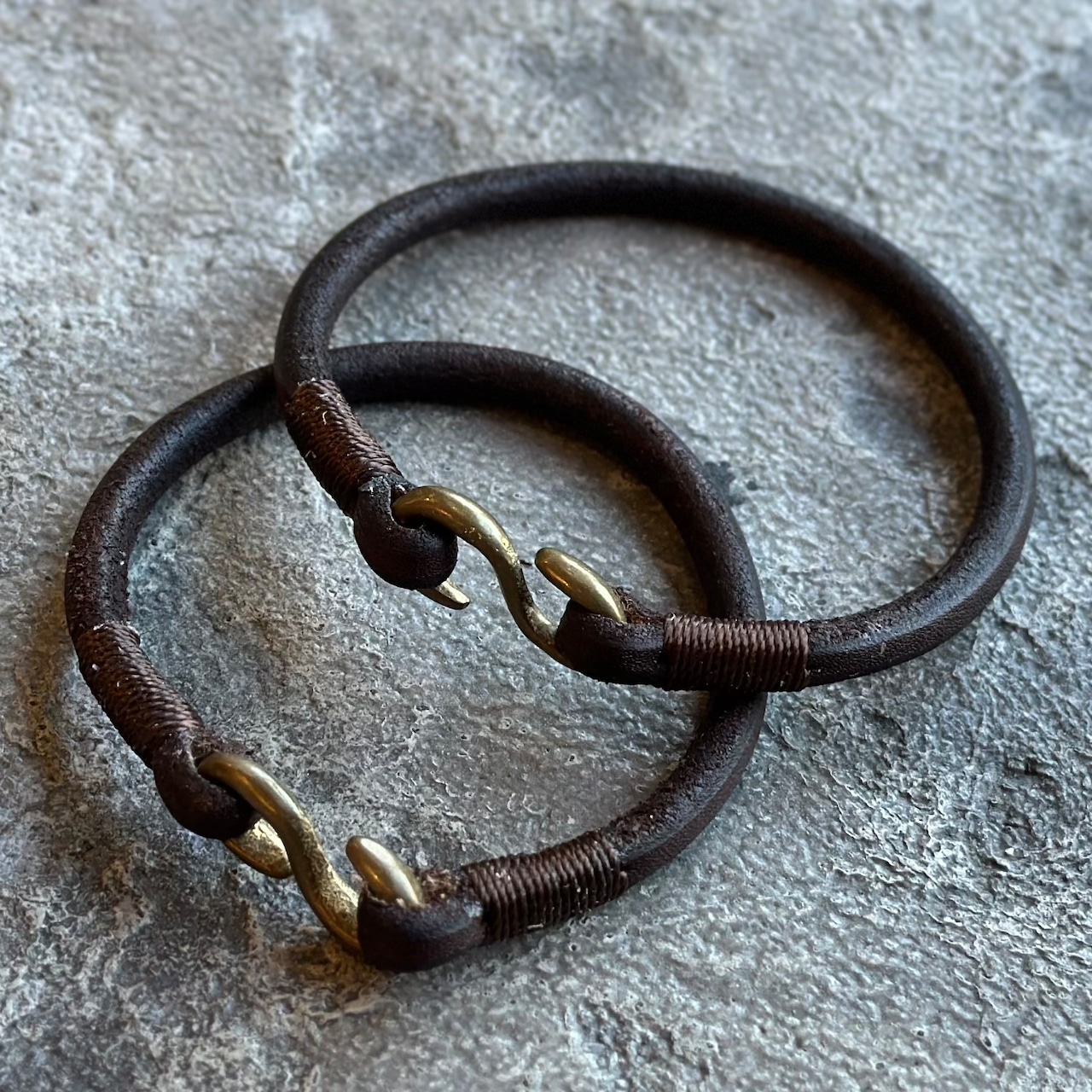 レザーコードブレスレット Sフック カウハイド NEO | KC,s（ケイシイズ）のプレゼント・ギフト通販 | TANP（タンプ）