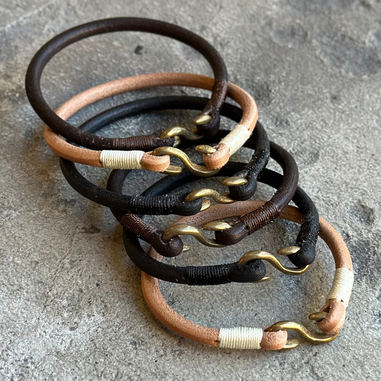 レザーコードブレスレット Sフック カウハイド NEO | KC,s（ケイシイズ）のプレゼント・ギフト通販 | TANP（タンプ）