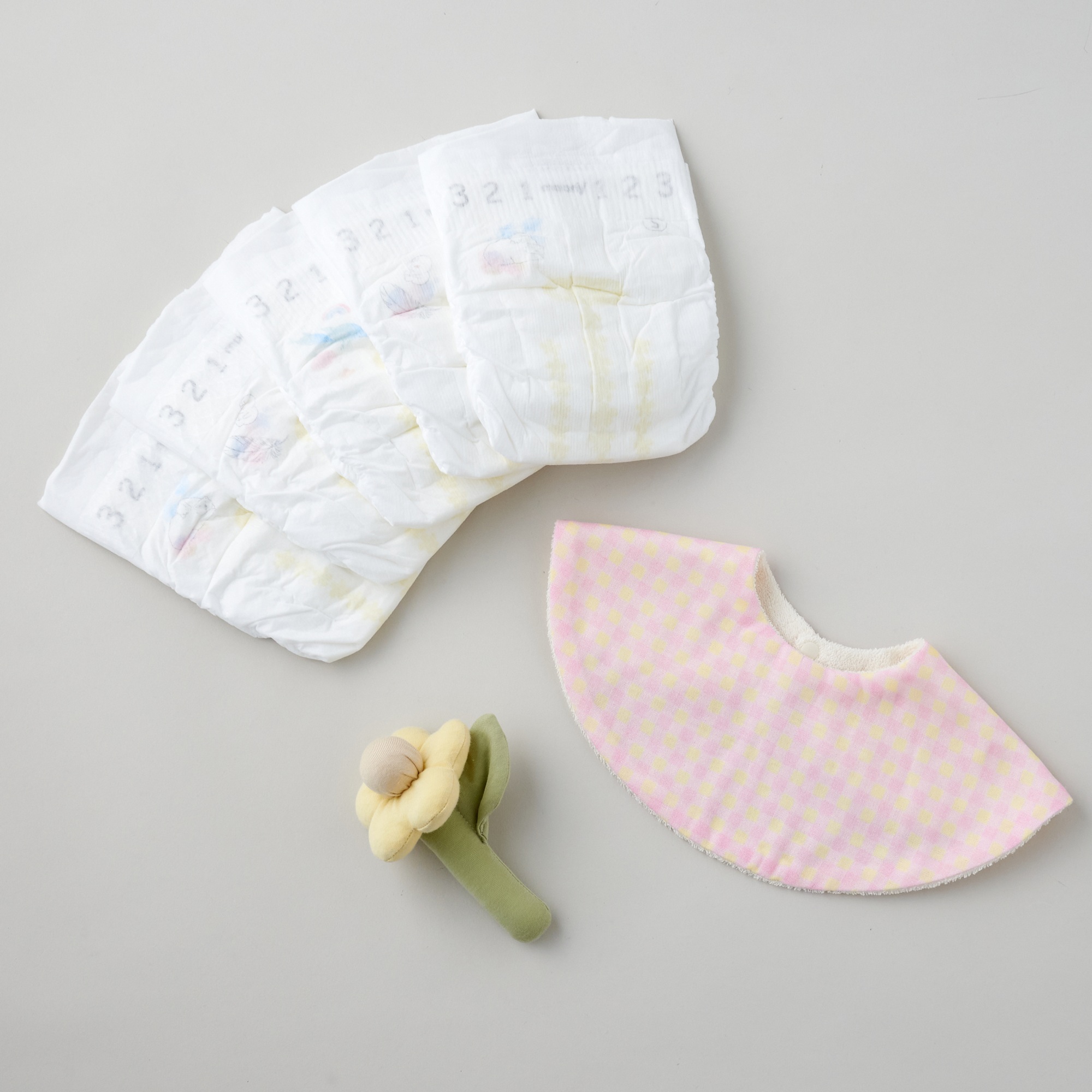 スタイとお花ラトルのベビーケーキmini | Lien de famille（リヤンドファミーユ）のプレゼント・ギフト通販 | TANP（タンプ）